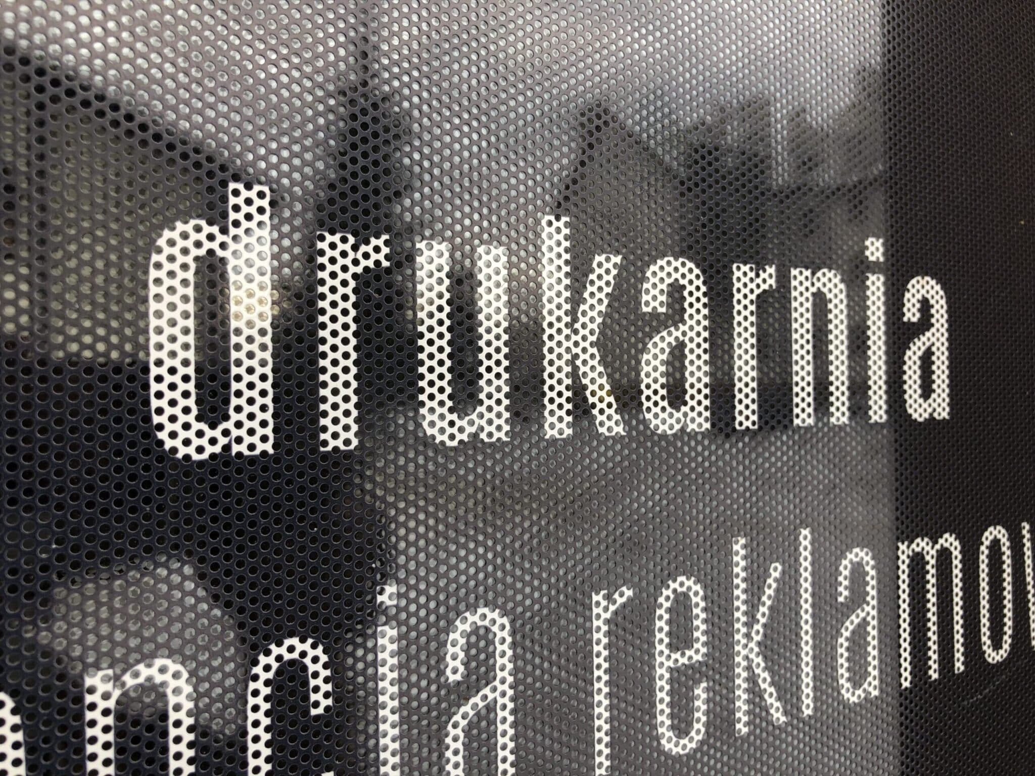 Folia One-Way Vision (OWV): poznaj jej zalety i zastosowanie